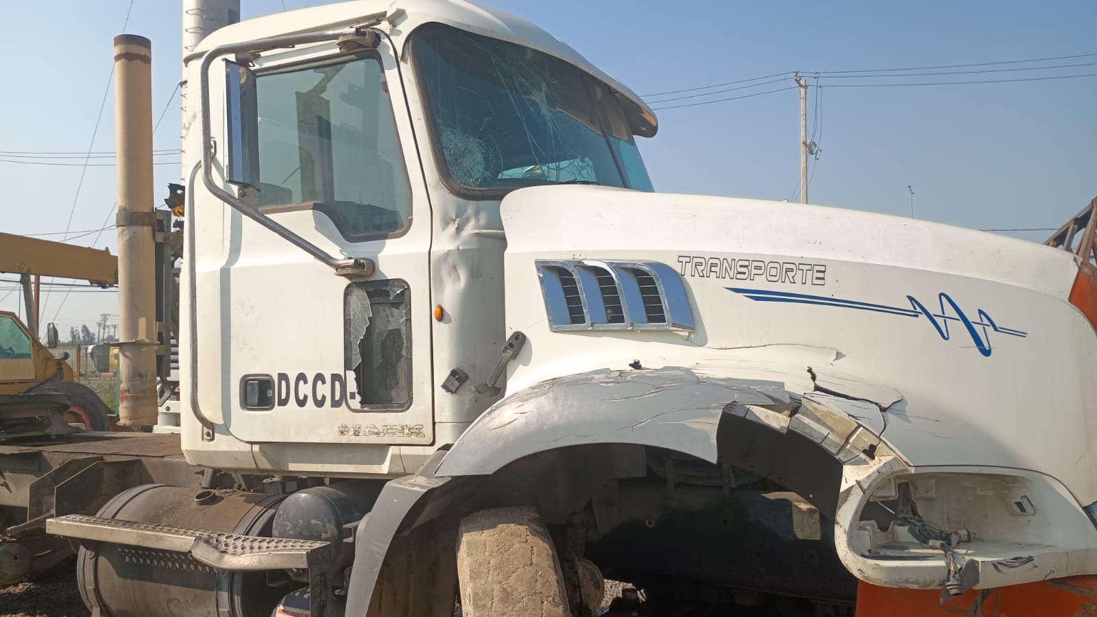Desarmaduría San Pablo - CARROCERíA PLANA MACK GU 813 USADA, En desarme.